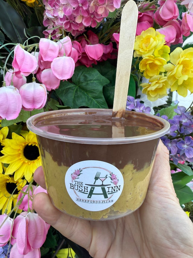 Pistachio Knafeh Chocolate Tub